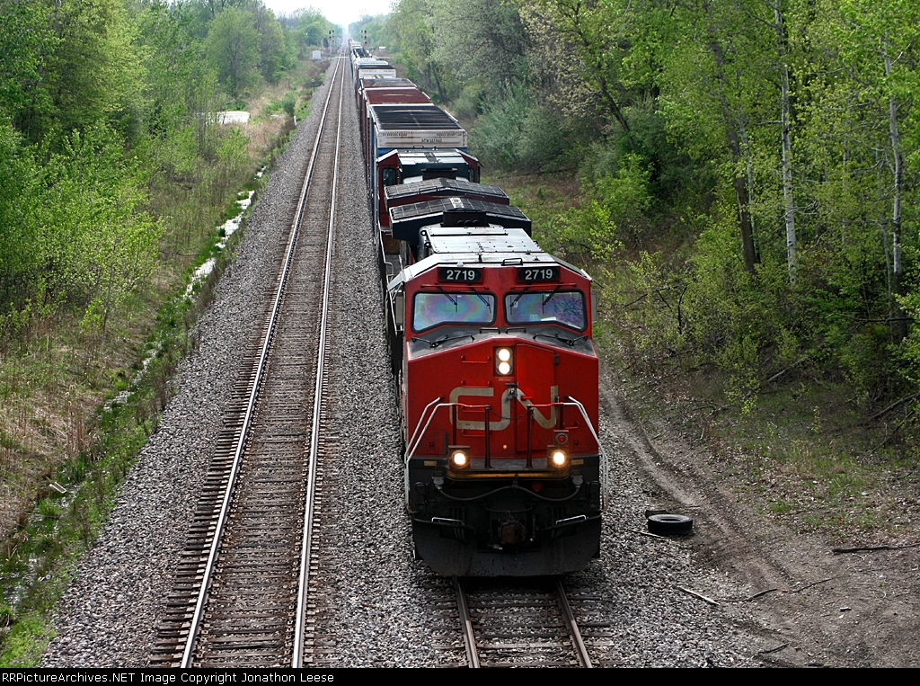CN (IC) 2719 leads an eastbound under the bridge